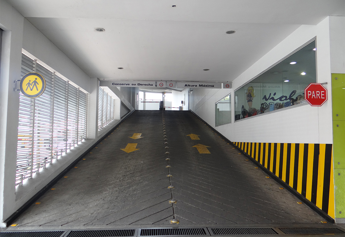Parqueadero - CENTRO COMERCIAL PLAZA54